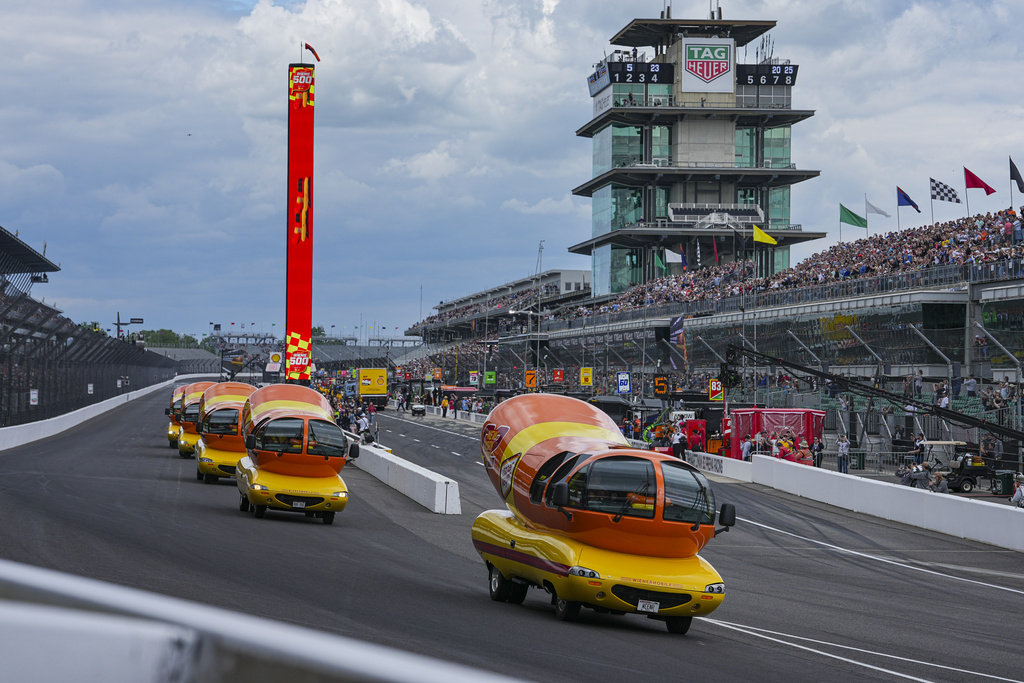 Hot diggity dog! Wienermobiles put on riveting race in Wienie 500 at ...
