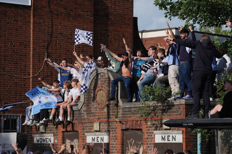 Standing on the roof of public toilets, Sandro shocking fans and an ...
