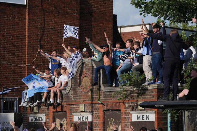 Standing on the roof of public toilets, Sandro shocking fans and an ...