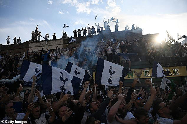 Tottenham Europa League victory parade: Thousands line the streets in ...