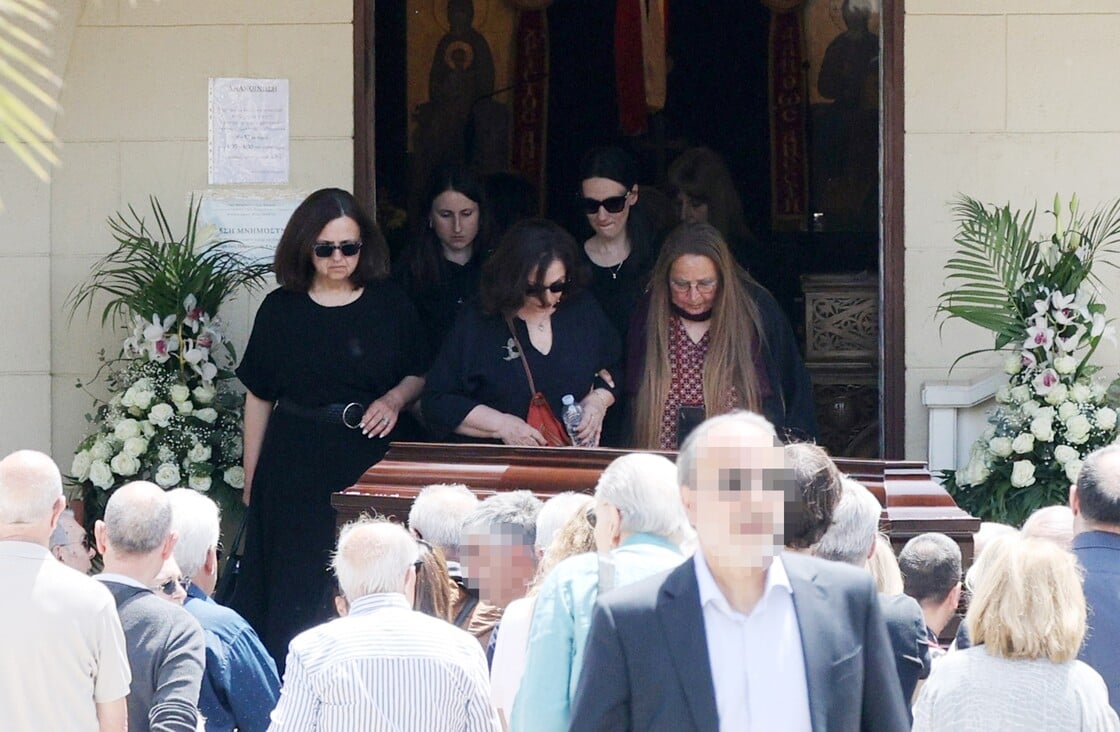 Κηδεία Αχιλλέα Θεοφίλου: Συγγενείς και φίλοι αποχαιρέτησαν τον μουσικό ...