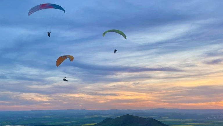 Z kopců vzlétnout do oblak a kochat se. Co obnáší paragliding a kde začít