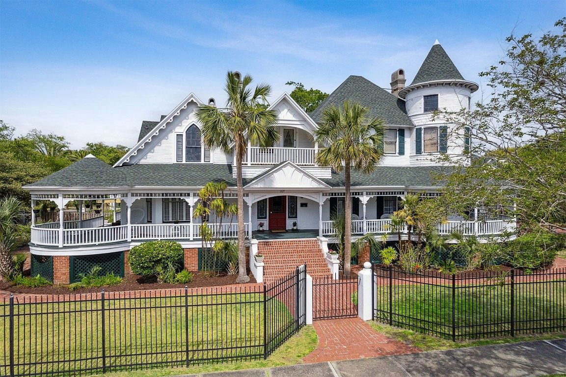 Step Into an Iconic 1858 Antique Home in Florida Boasting a Bright ...