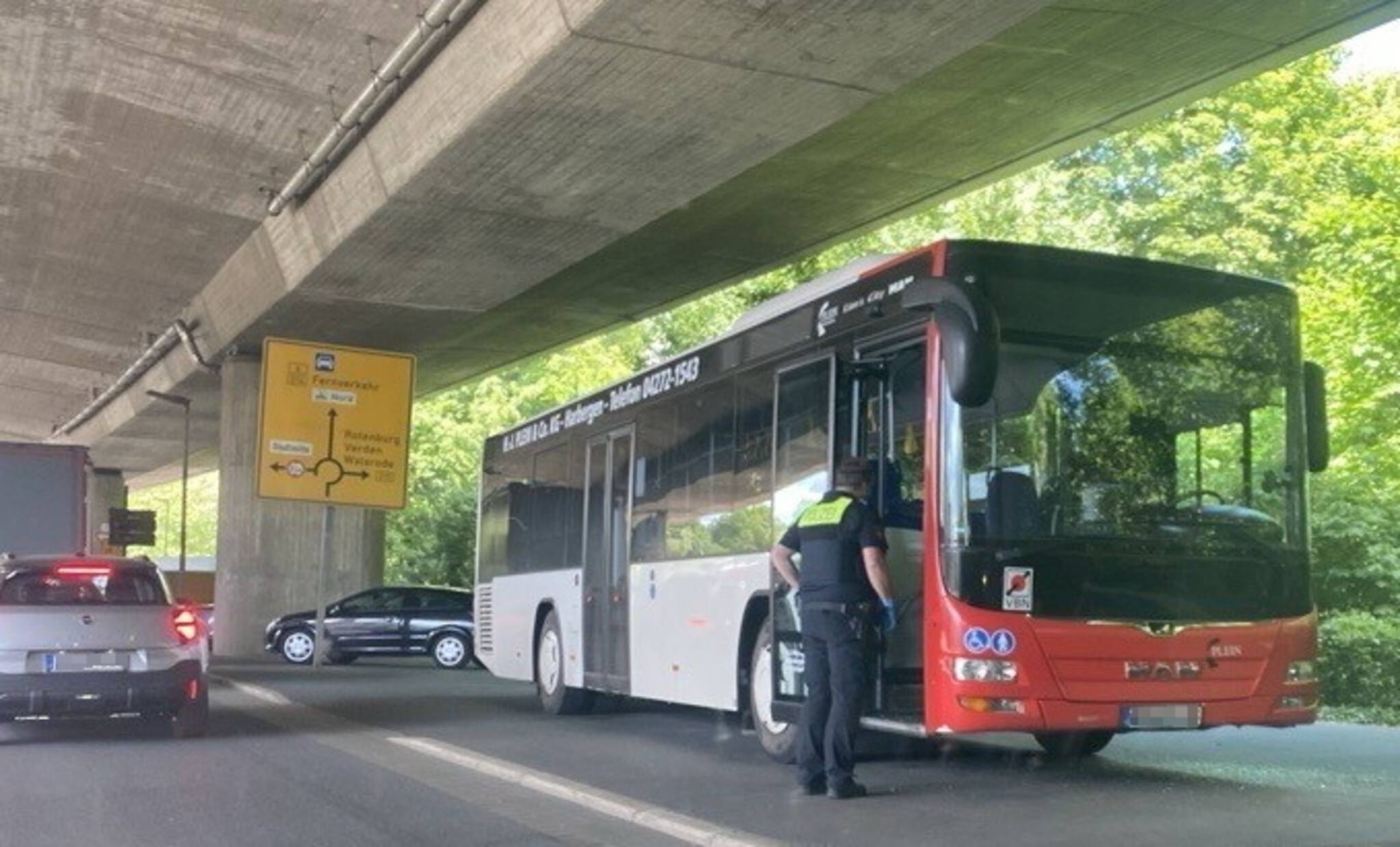 Polizei sichert Spuren an Bus unter der Nordringbrücke: Das ist passiert