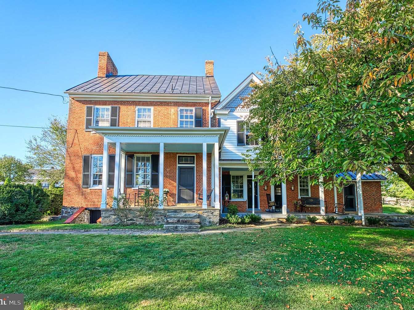 Tour a Beautifully Renovated 1813 Federal Home in Virginia With a ...