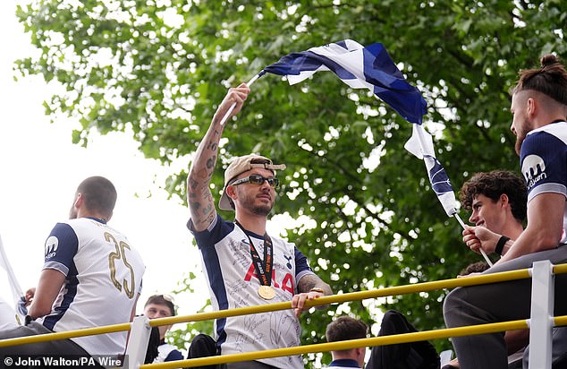 Tottenham Europa League victory parade: Thousands line the streets in ...