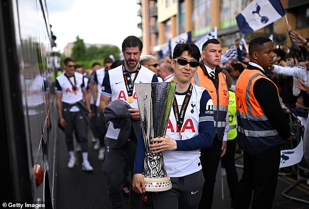 Tottenham Europa League victory parade: Thousands line the streets in ...