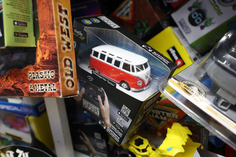 Trump threatens steep tariffs on European Union goods, targets iPhones ...