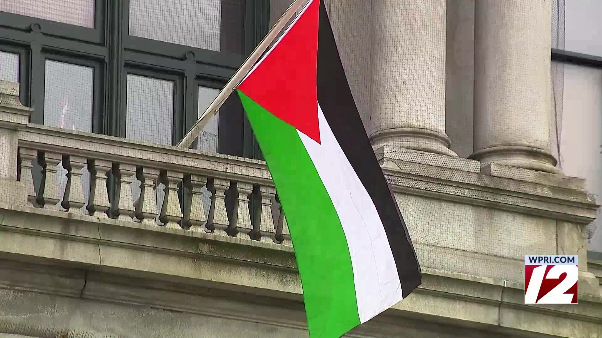 Smiley signs executive order creating new Providence flag policy