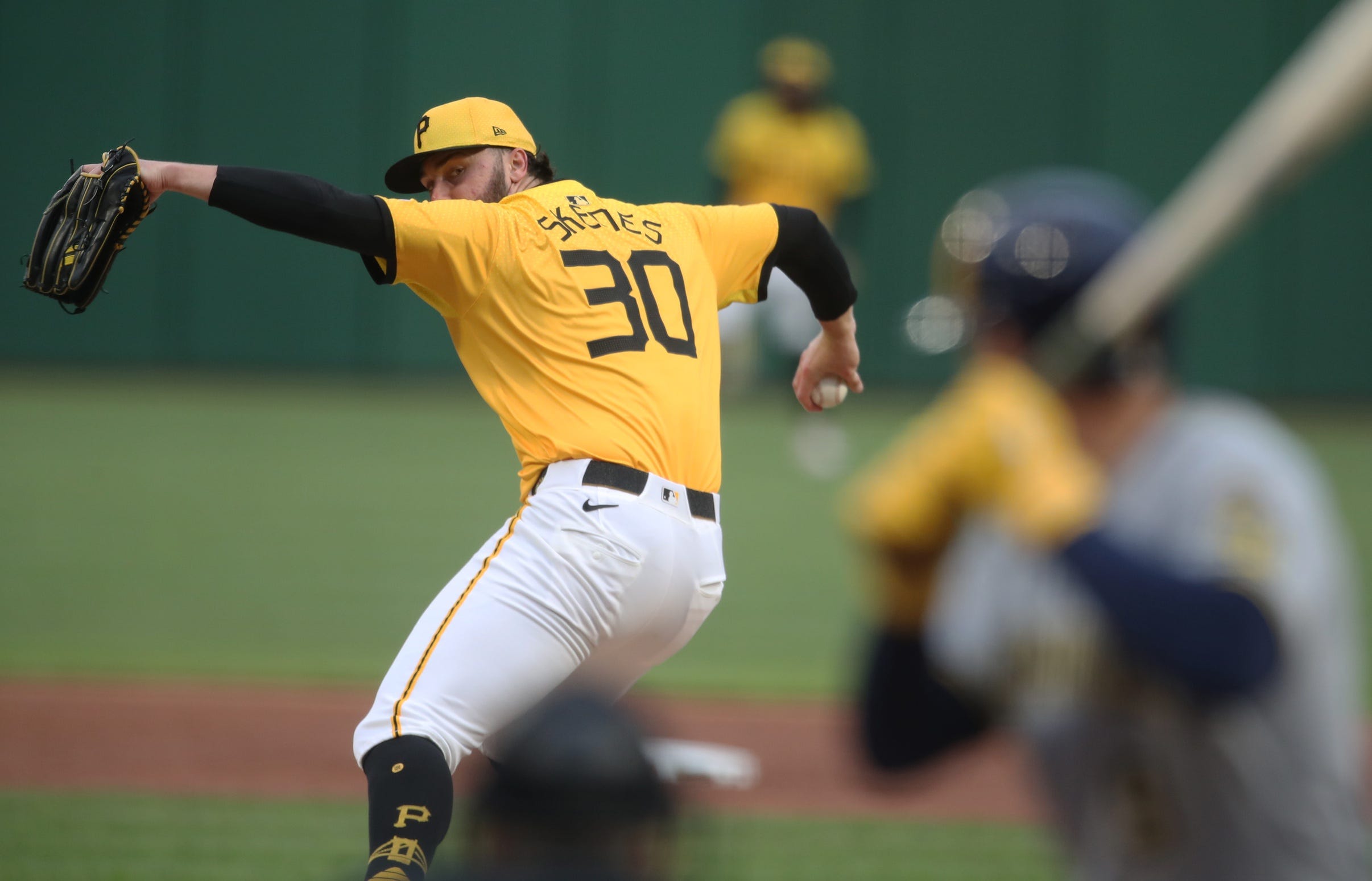 Pirates rally twice beat Brewers in 10th, Skenes gives up run, no-decision