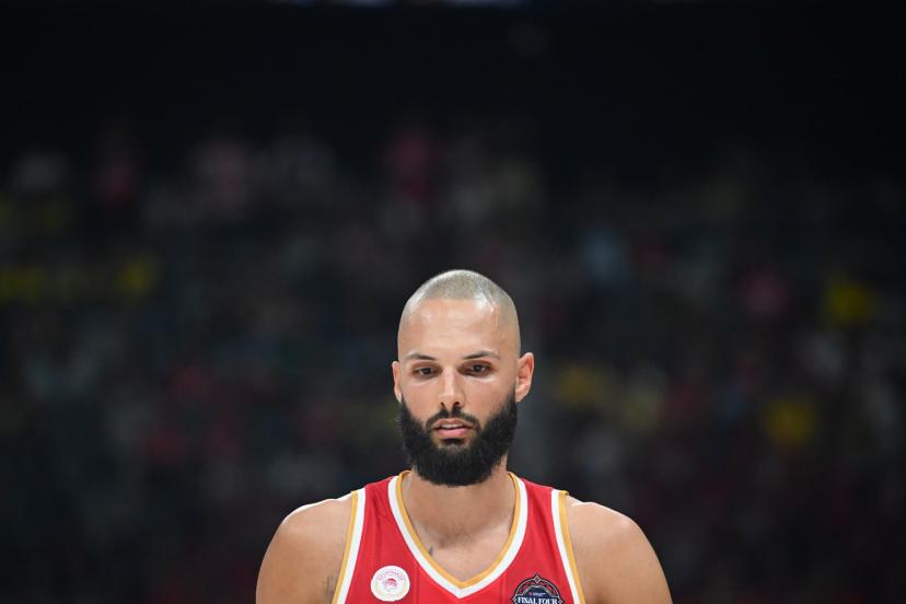 Les larmes d'Evan Fournier, éliminé malgré un grand match en demi ...