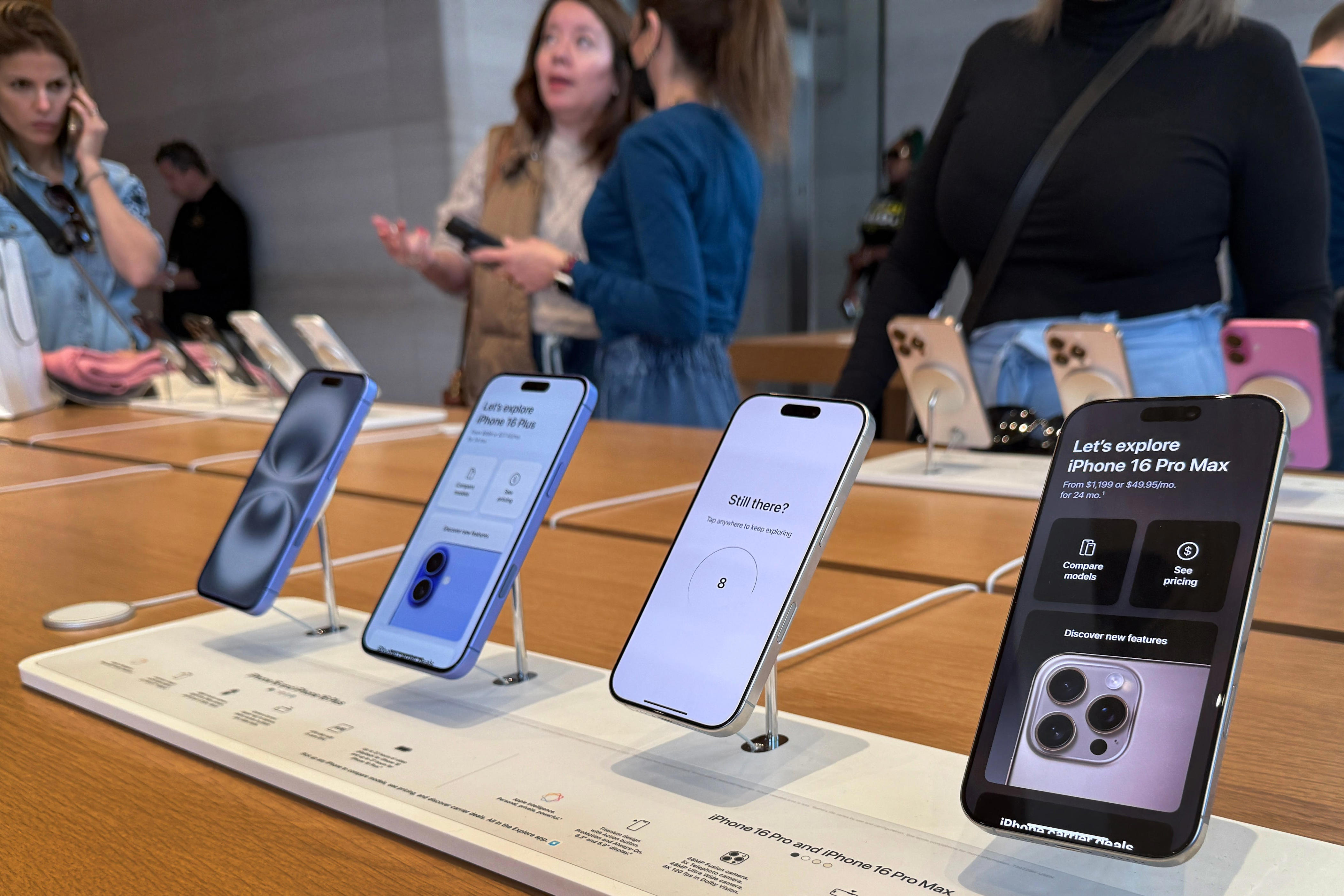 Apple announces $2.5 billion investment to make all glass for iPhones ...