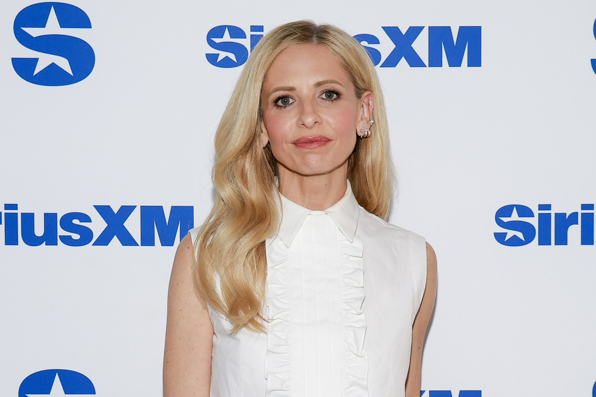 Why Sarah Michelle Gellar Wants Maya Hawke to Help Out Her Teenage ...