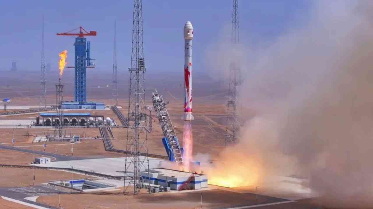 Methane-powered Chinese rocket successfully launched, leaves glowing ...