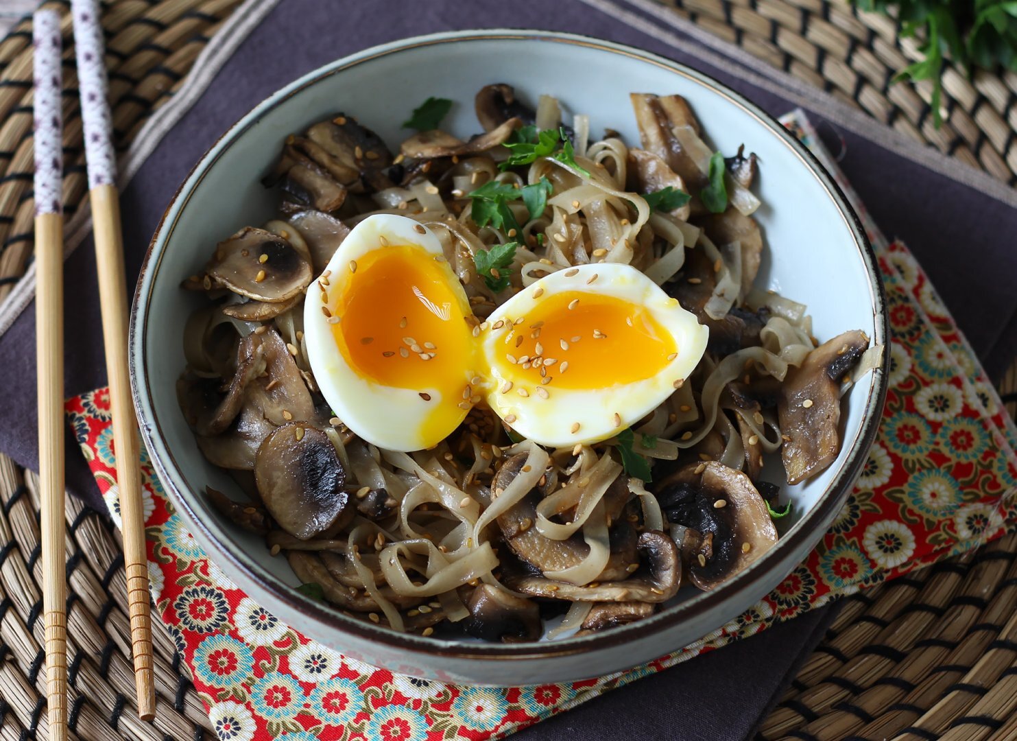 Noodles di riso con funghi e uova (ricetta vegetariana)