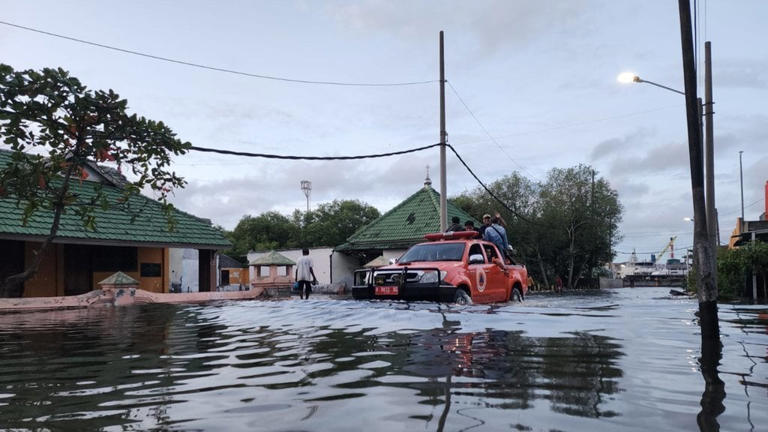 Dampak Tanggul Laut di Pelabuhan Tanjung Emas Semarang Jebol