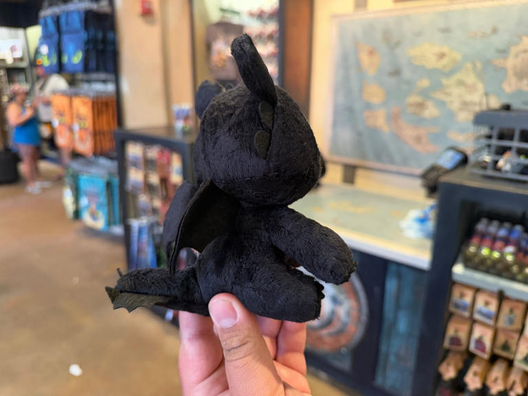 New 'How to Train Your Dragon' Toothless Shoulder Plush Arrives at ...