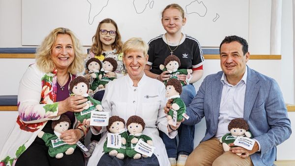 Kinder-UKE und AKK erhalten süße Seelentröster für kleine Patienten