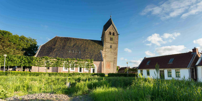 Deze Groningse kerktoren staat schever dan de toren van Pisa