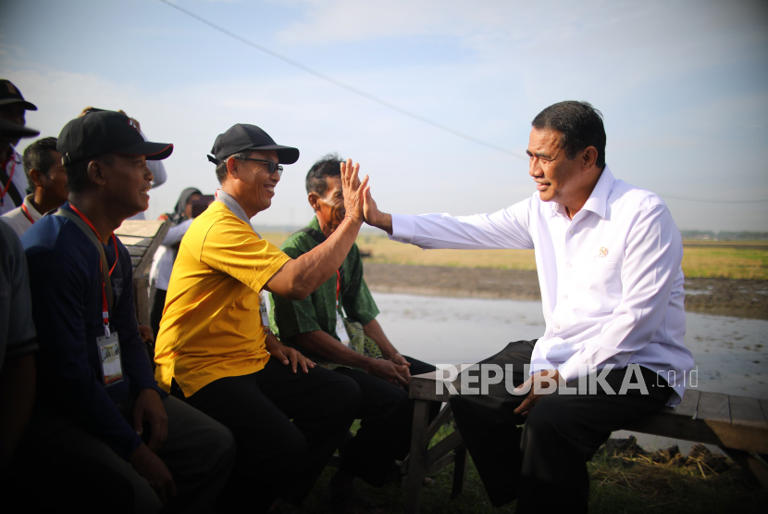 Mentan Amran Tuai Pujian Gibran Hingga Prabowo Gara-Gara Blusukan ke Sawah