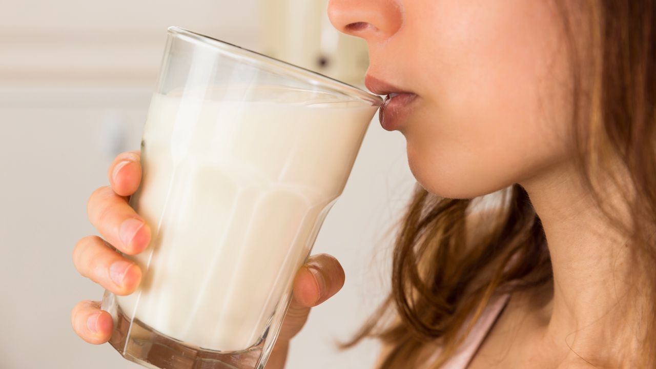 10 Divisive Takes on Drinking Milk – Healthy or Harmful?