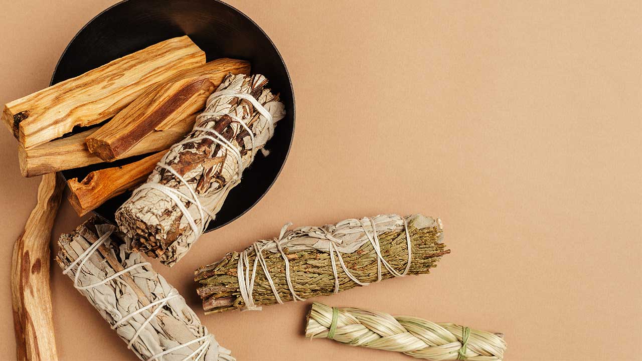 Como montar um defumador caseiro com ervas para energizar sua casa