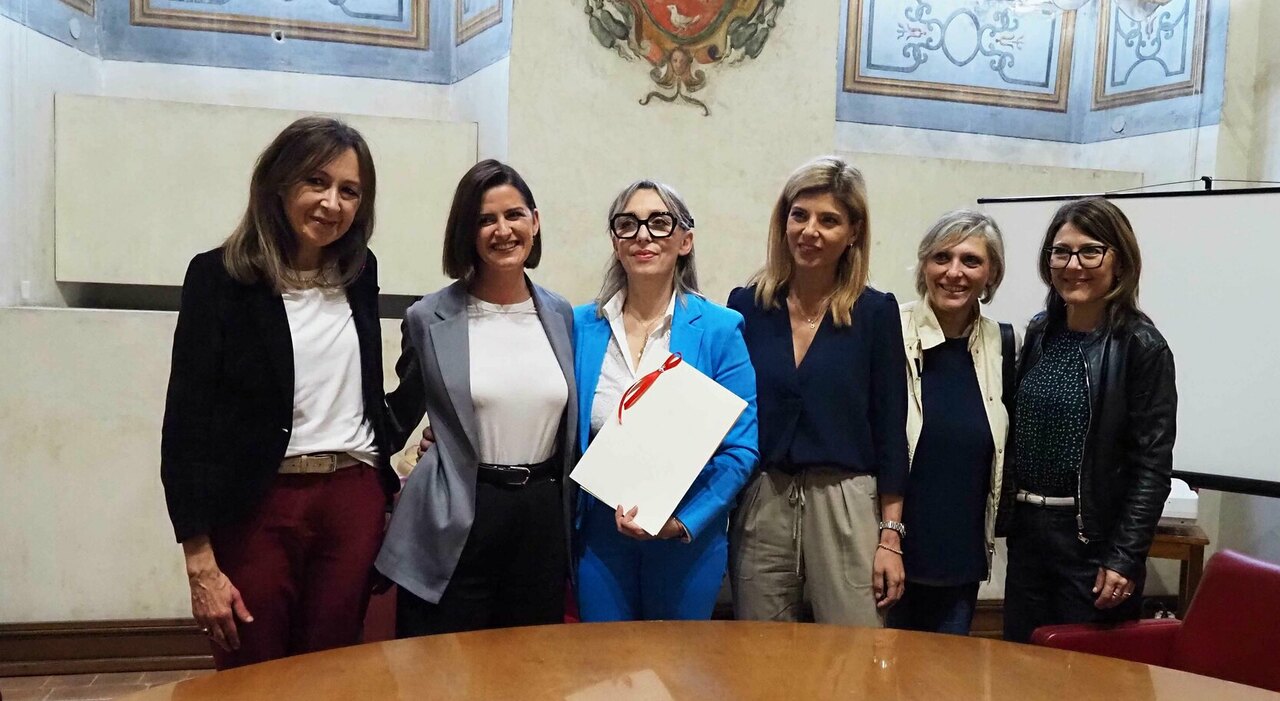 Perugia, salva un alunno che stava soffocando: maestra premiata in Comune