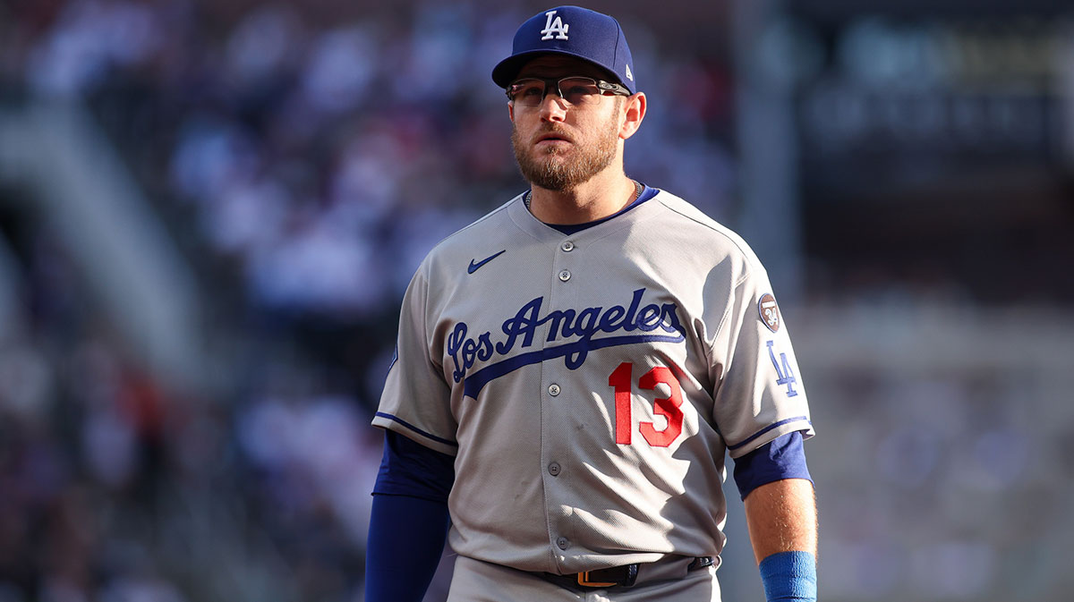 Max Muncy grabs knee after scary collision