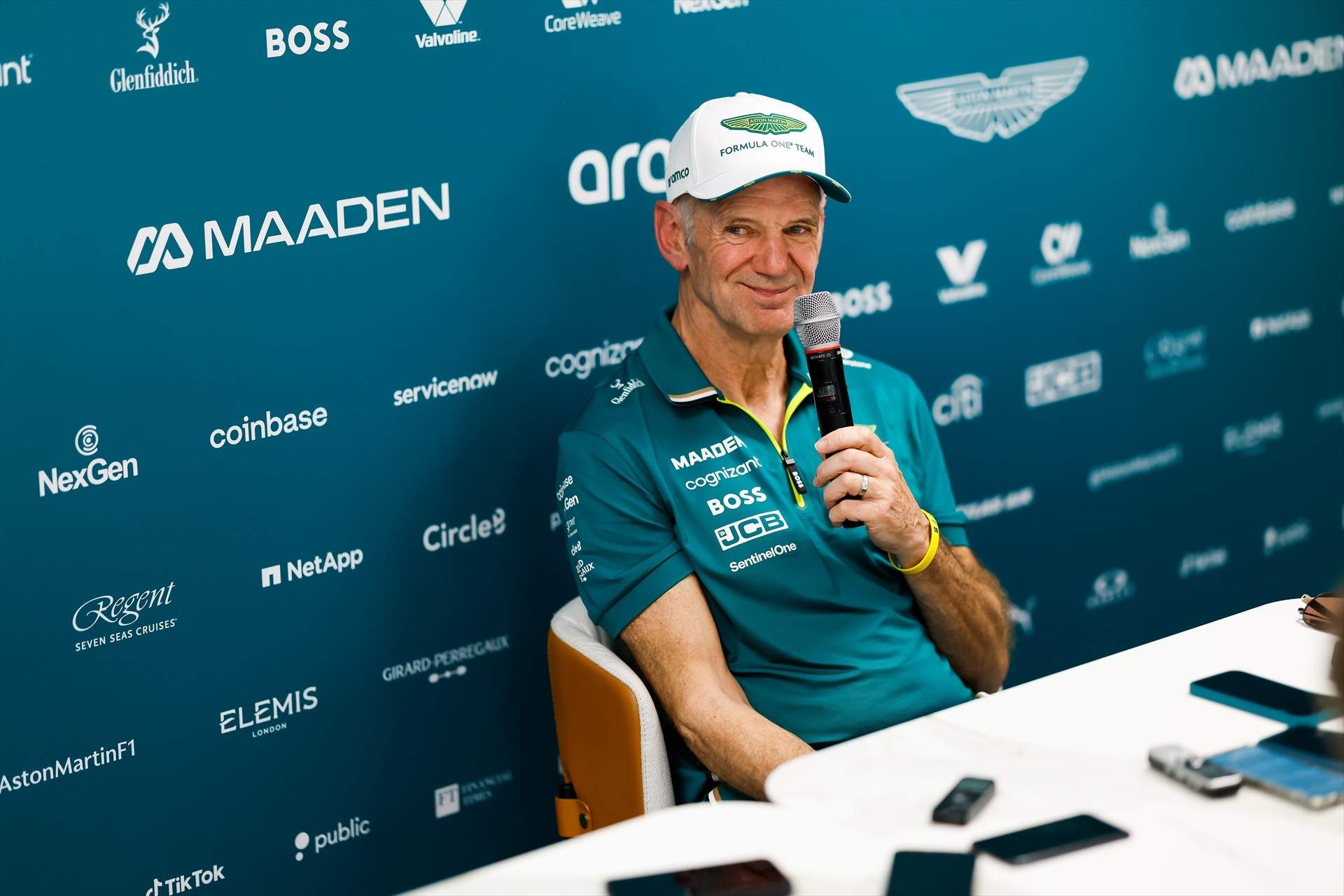Adrian Newey ha prometido a Fernando Alonso que este año gana su carrera 33