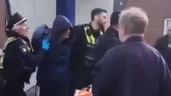 Frau stach wahllos auf Passanten ein – Haftrichter ordnet Unterbringung an: Das ist über die ...