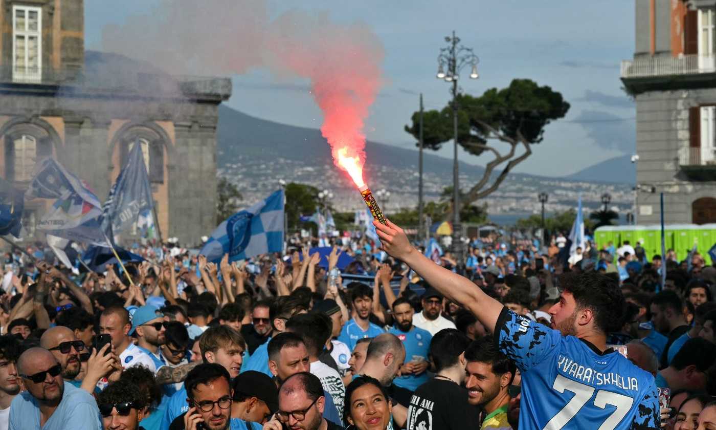 Napoli, bus scoperto con i giocatori, maxischermi e 100 mila tifosi ...