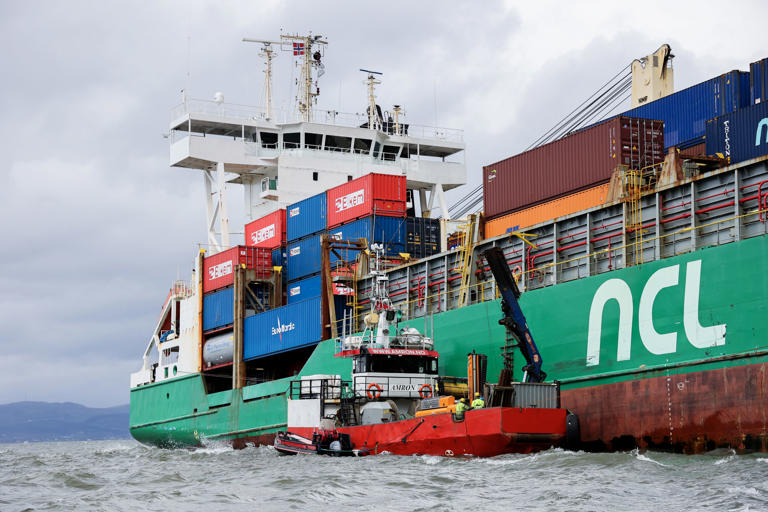 Bergingen av grunnstøtt lasteskip i Trondheim er i gang