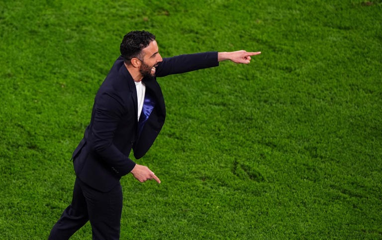 Ruben Amorim refuses to discuss future of Bruno Fernandes and Alejandro ...