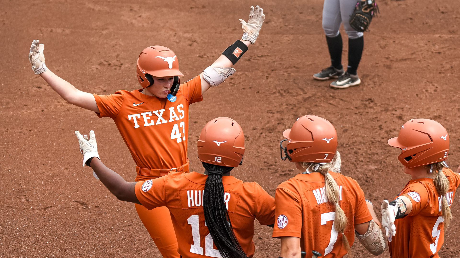 Texas Forces a Decisive Game 3 with Extra-Inning Victory Over Clemson
