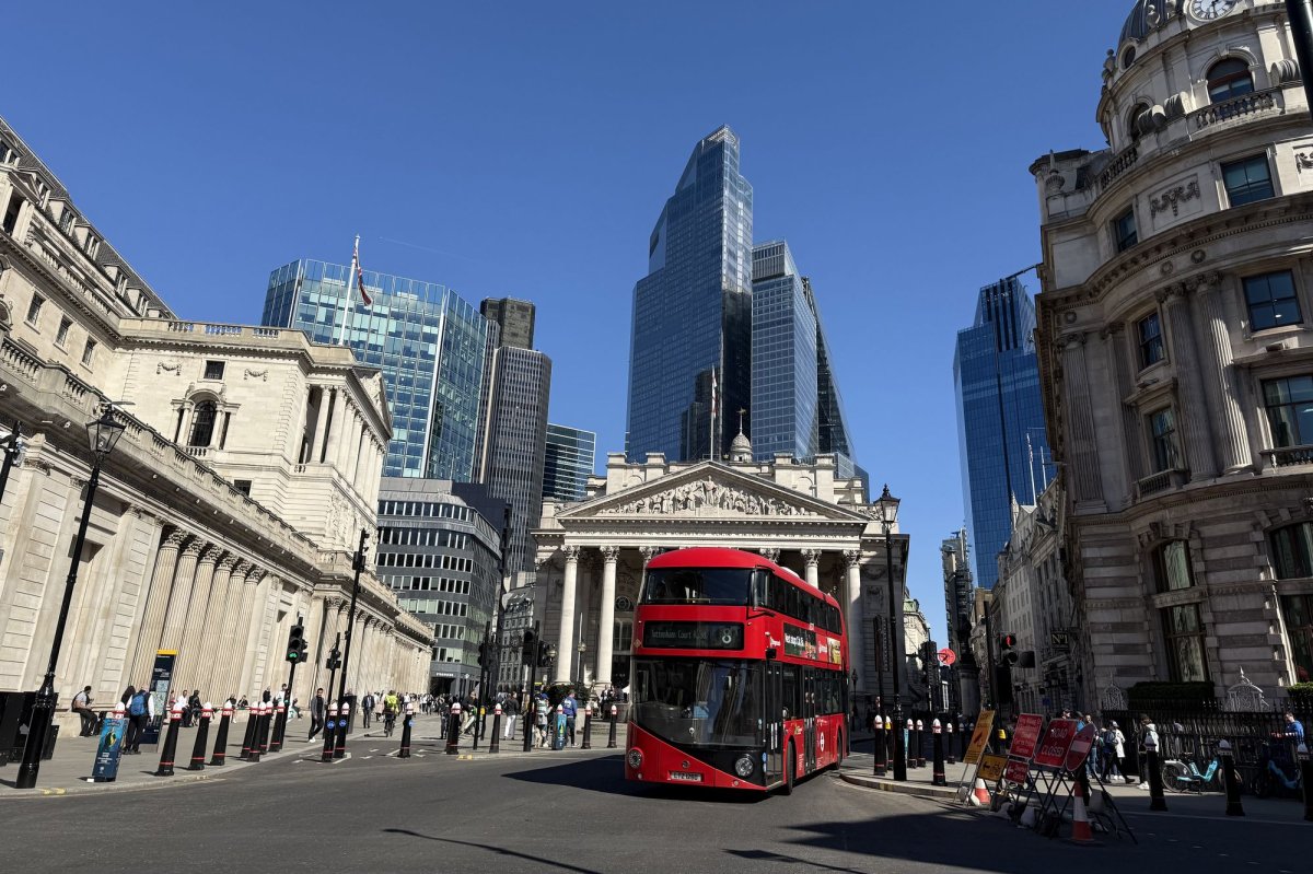 Record number of Americans apply to become British citizens after Trump ...