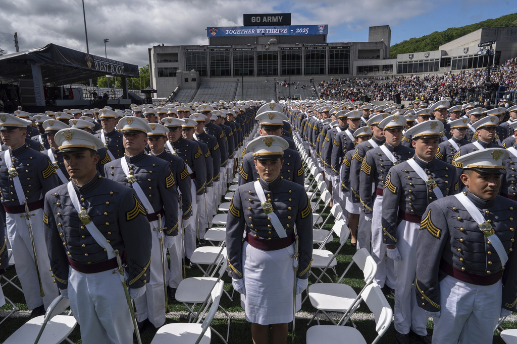 Trump's speech to West Point graduates mixes praise, politics and ...