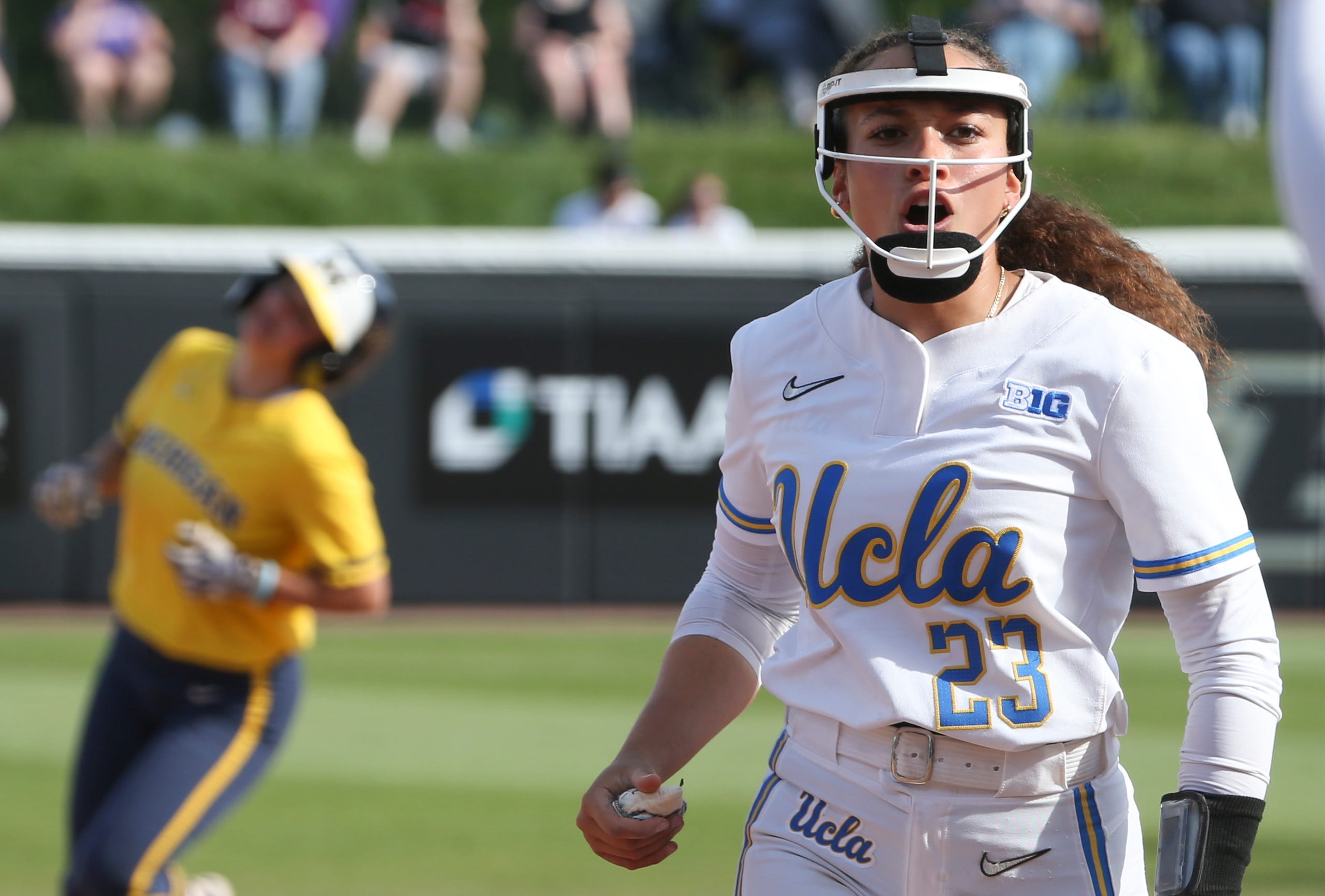 UCLA stuns South Carolina with dramatic 4-run rally, keeps its season alive