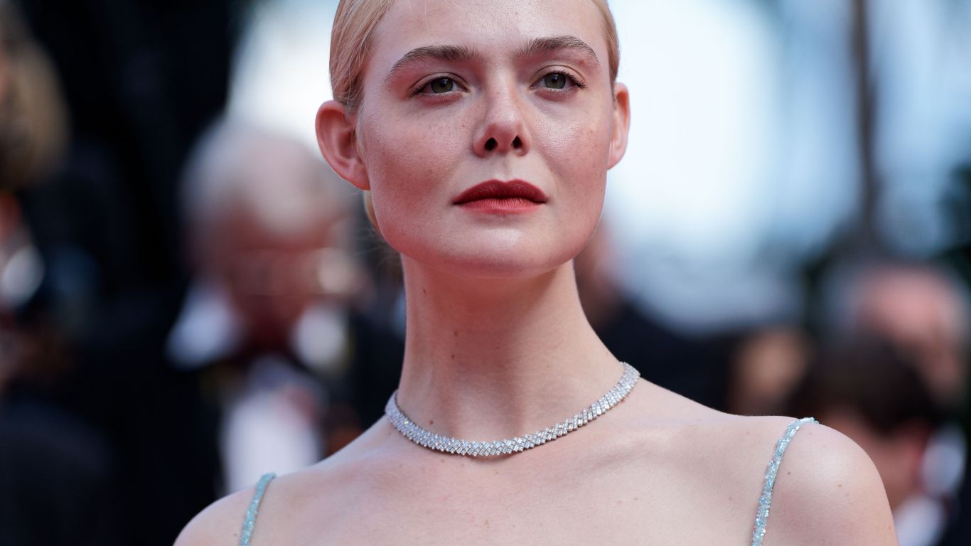 400h de confection, 4 400 broderies… La robe Chanel d'Elle Fanning à ...