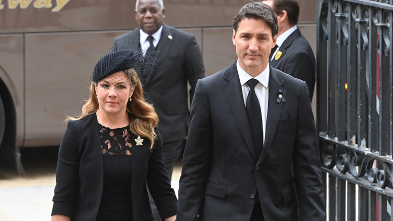 Awkward Justin Trudeau & Sophie Grégoire Kiss Hints She Checked Out ...