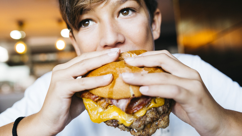 10 Burger Red Flags To Watch Out For In Restaurants