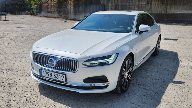 [시승기] 정숙성·효율·안정감 갖춘 플래그십…볼보 S90 PHEV