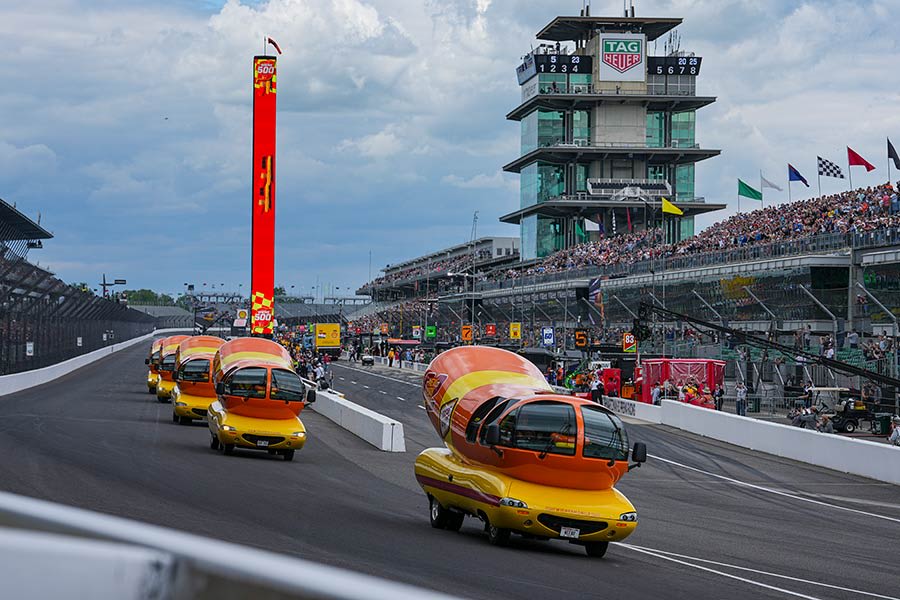 Hot diggity dog! Wienermobiles put on riveting race in Wienie 500 at ...