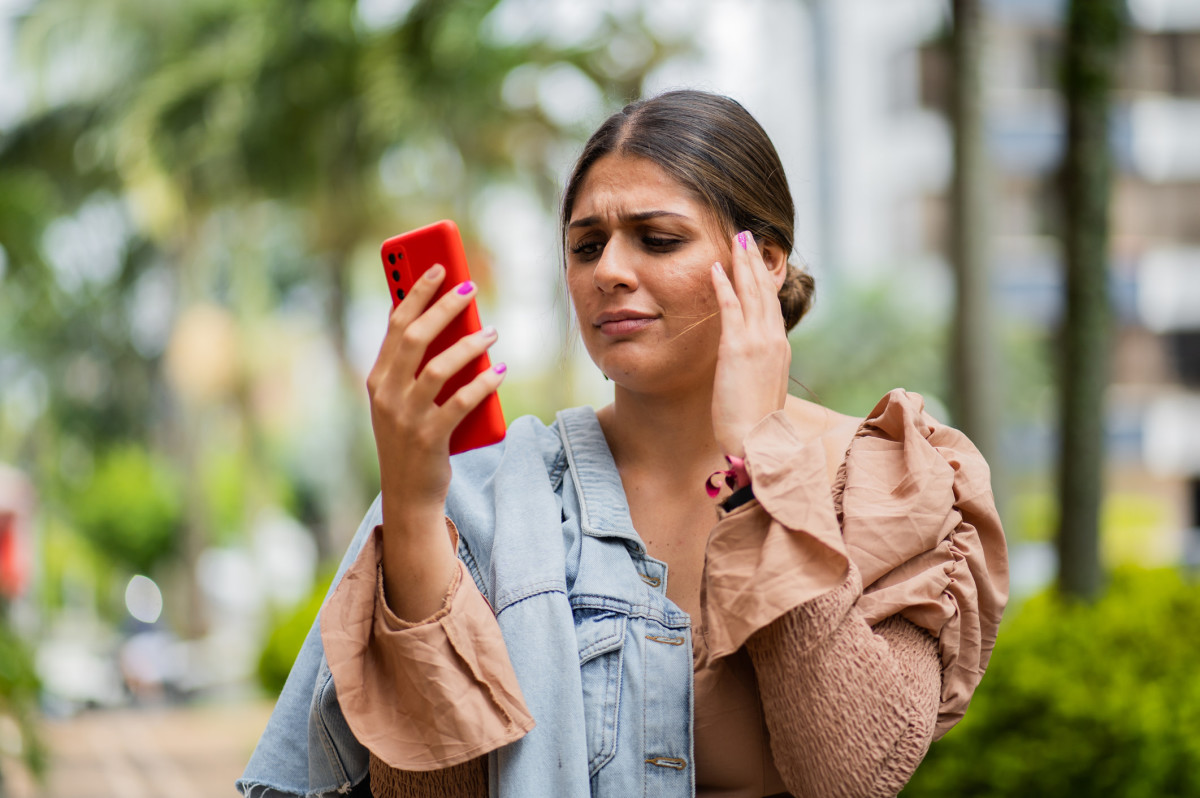 Can Your Phone Give You Acne?