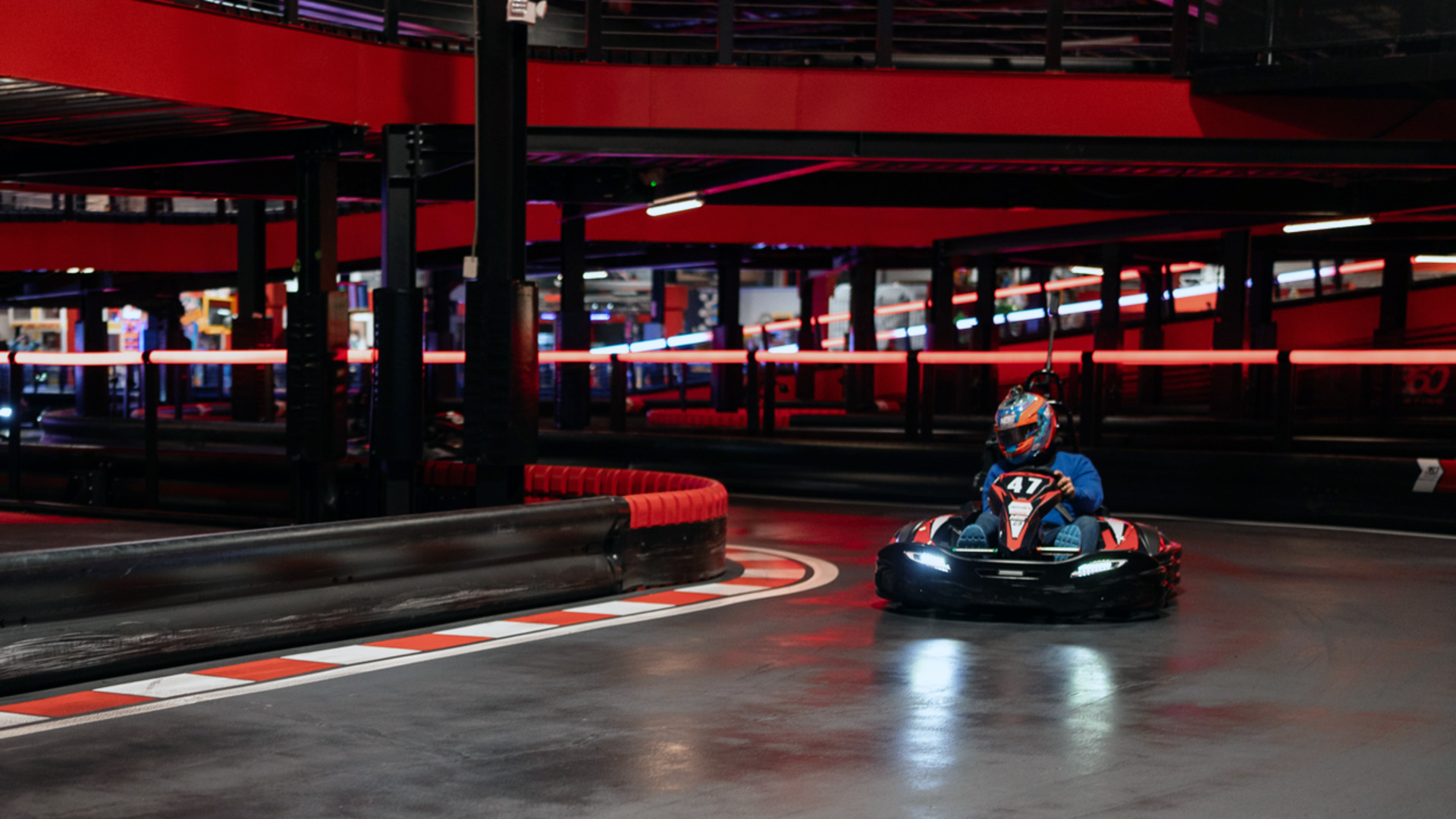 Percorrete la più grande pista di go kart indoor a più livelli del mondo