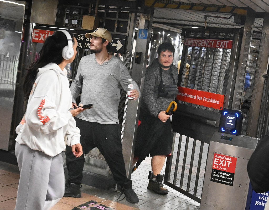 NYC subway security guard caught holding emergency gate open for fare ...