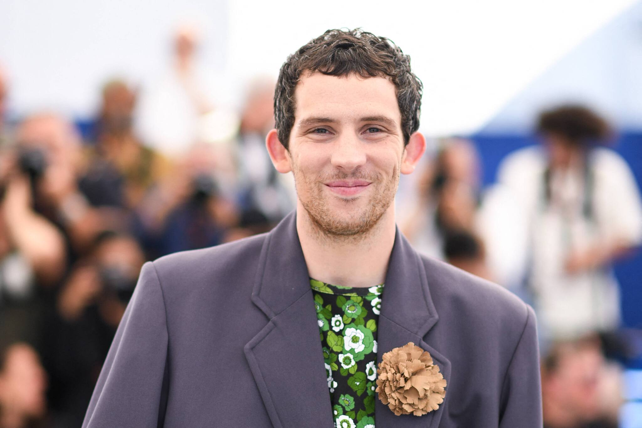 Josh O’Connor hat als kleiner Junge Süßigkeiten geklaut