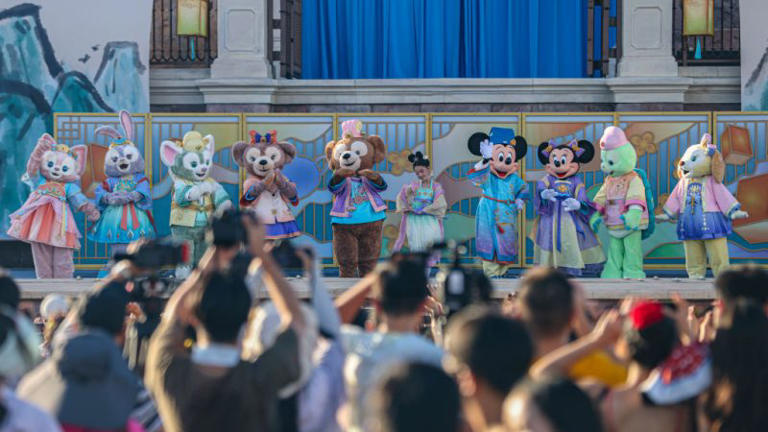 ‘Duffy the Disney Bear’ is having a moment at Disneyland: Who the heck ...