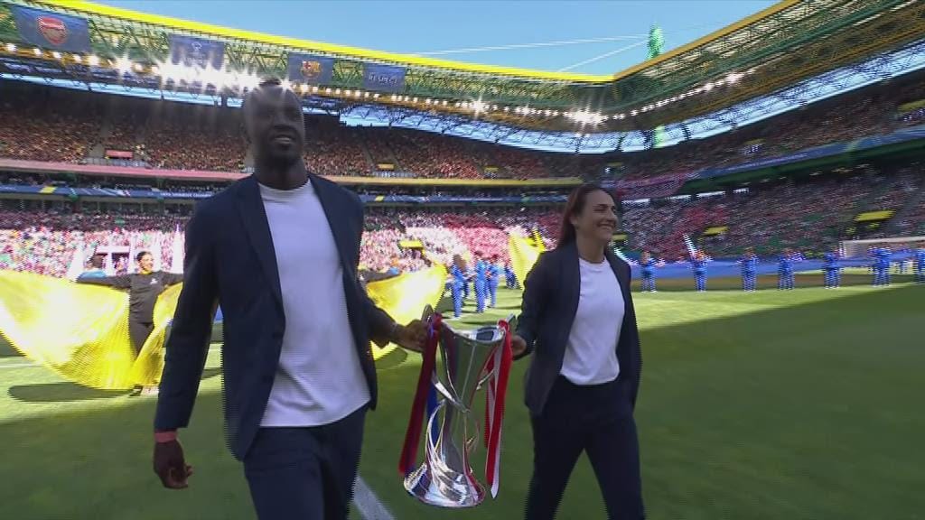 Éder e Carla Couto entregam a taça da Champions feminina em Alvalade