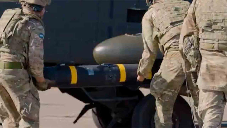 Video: Britisk AH-64 Apache affyrer Hellfire-missiler i Finland for ...