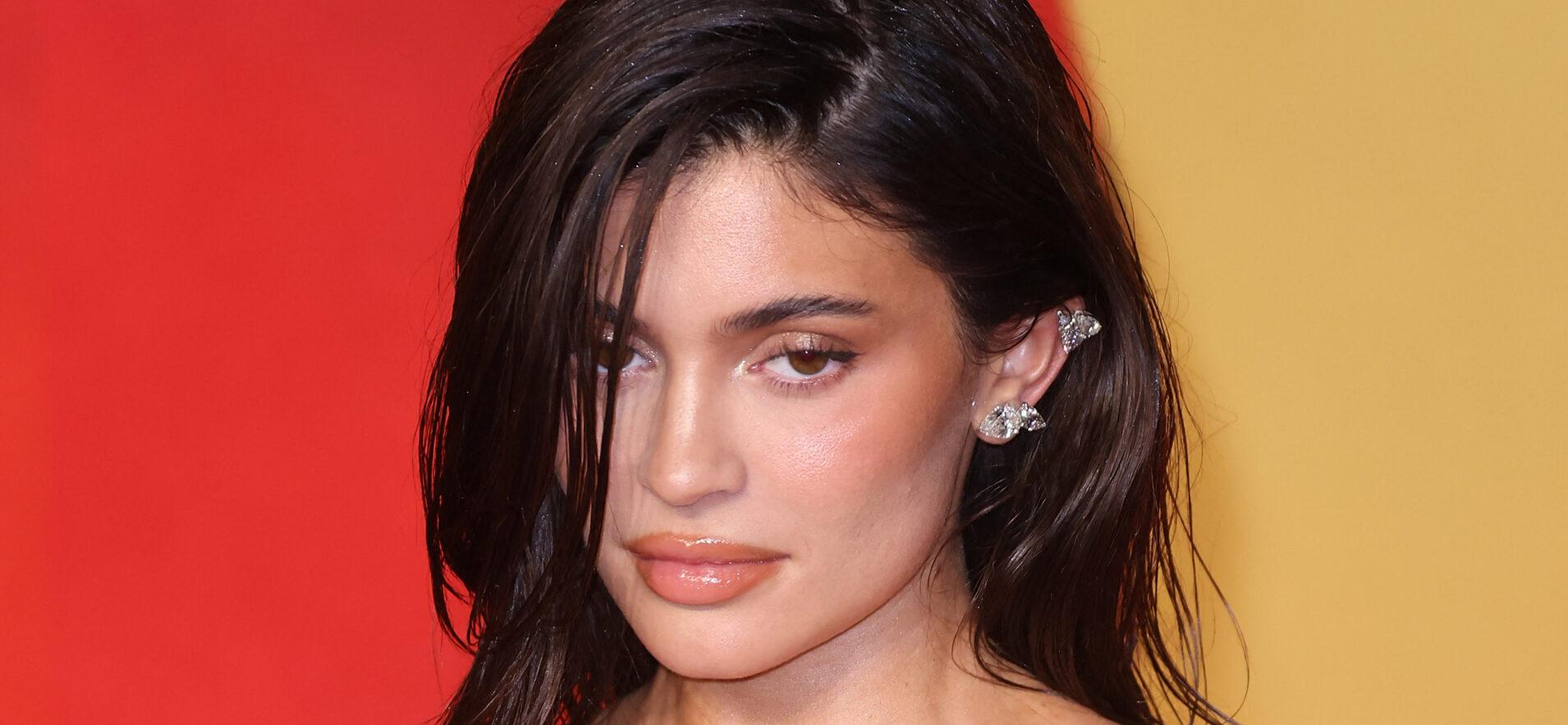 Kylie Jenner Channels ’90s Pamela Anderson With Blonde Bombshell Makeover